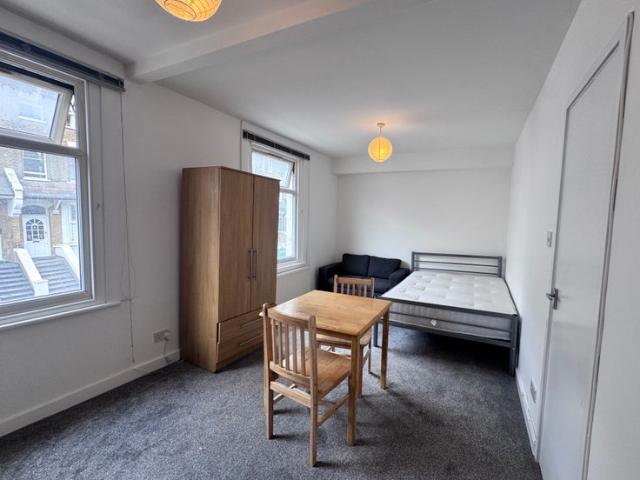 Spacious studio flat Kilburn