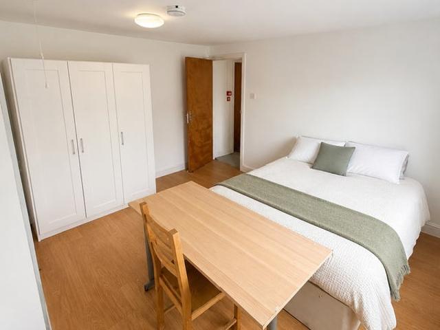 Spacious Studio Flat Roof Garden Access