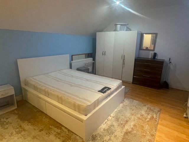 Spacious Studio in Enfield EN3 – Great Transport