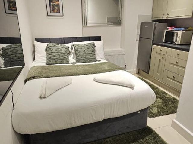 Spacious Studio in SW19 close to train station