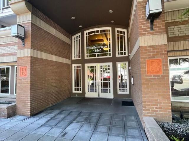 Spacious Studio in the Heart of Downtown Ballard!