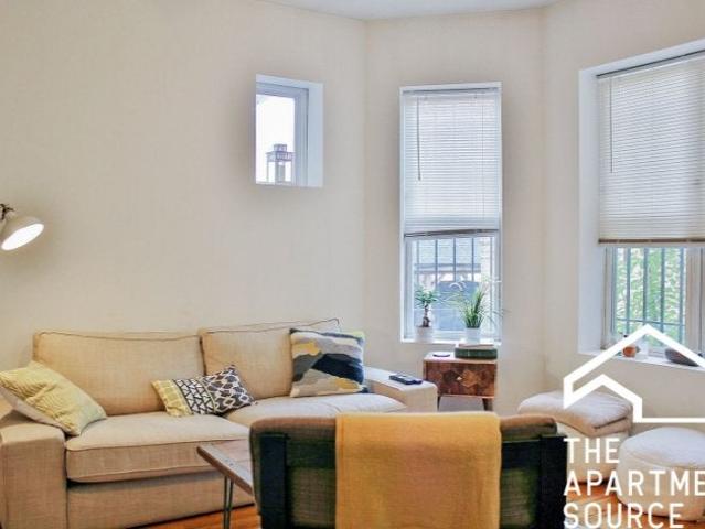 Spacious studio in Ukrainian Village