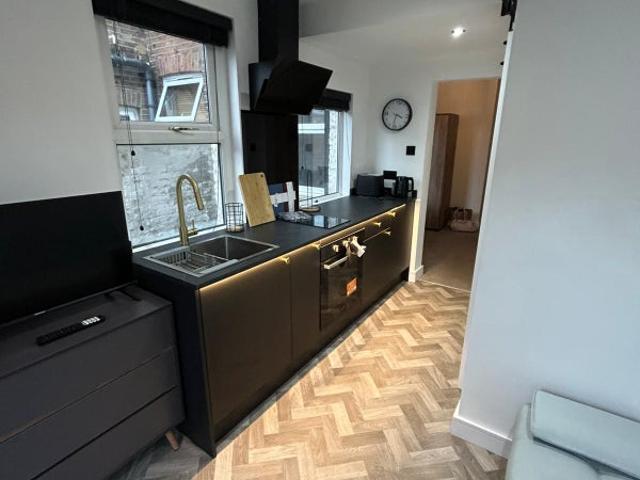 Spacious Studio. Separate Kitchen/Living. Garden