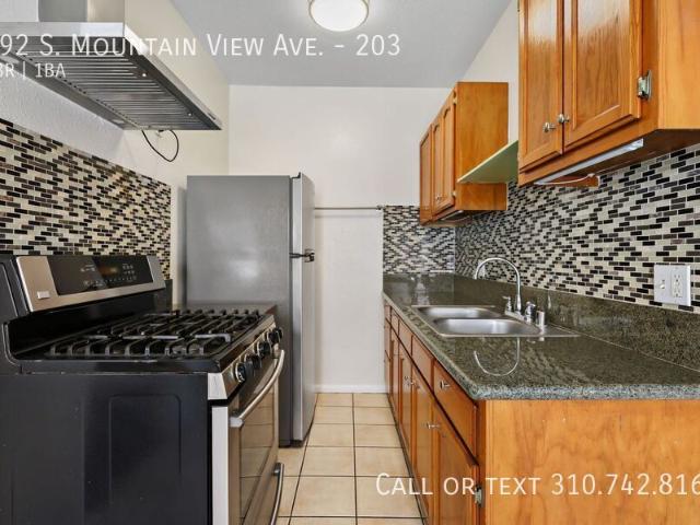 Spacious Studio w/ Full Kitchen, Hardwood Floors & Utilities Included