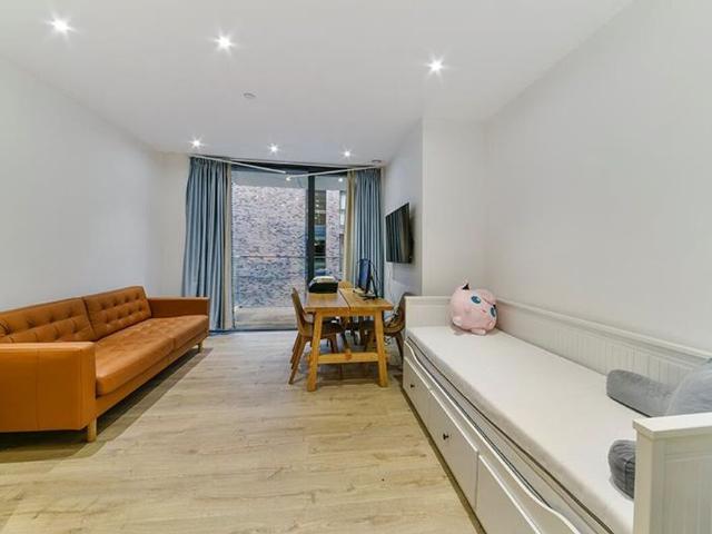 Spacious Studio to rent in Goodman's Fields E1