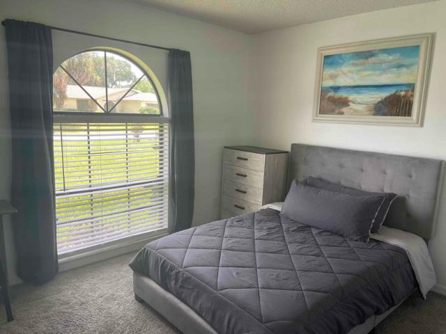 SpaciousFully Furnished Room In A Quiet And Safe