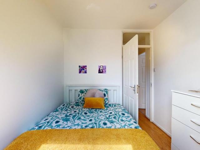 SPACIUOS 4 bedroom split level maisonette in E1