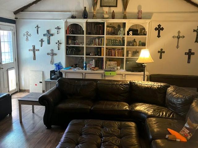 Spare bedroom for rent females only please