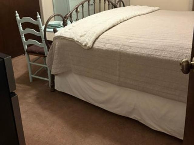 Spare room in shared household in Madera