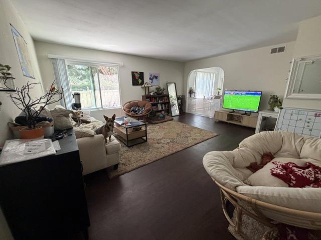 Spare Room in Ventura: Social, Cheap, Female