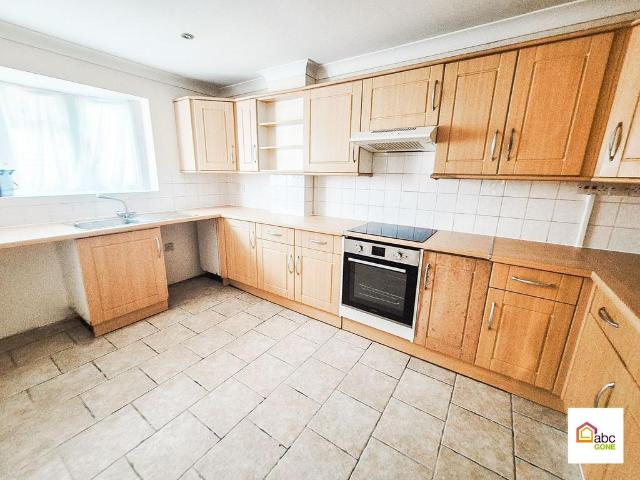 Sparkbridge, Laindon, Basildon 3 bed terraced house to rent £1,875 pcm £433 pw