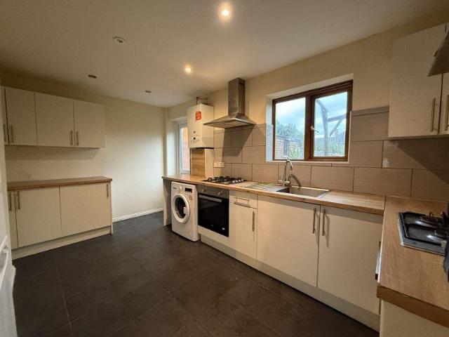 Sparrow Farm Drive, Feltham, TW14 5 bed terraced house to rent £3,500 pcm £808 pw