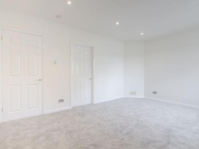Sparrows Lane, Eltham, London SE9, 2 bed flat to rent, £1,600 pcm | PrimeLocation