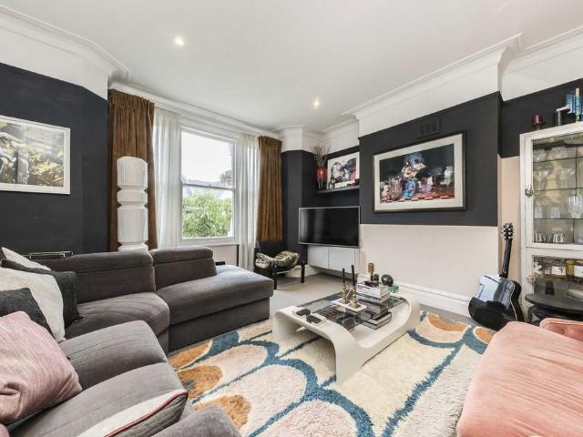 Spezia Road, London NW10 2 bed flat to rent £2,600 pcm £600 pw