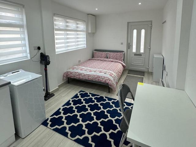 Specious Studio Room in Colindale