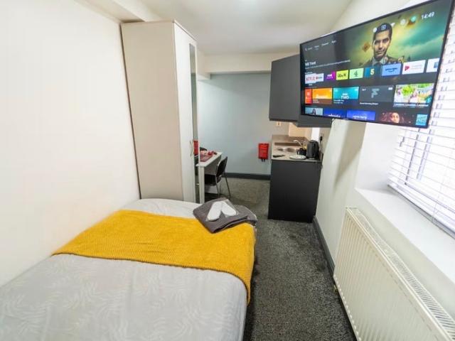 Special offer! Charming studio close to UOB and QE