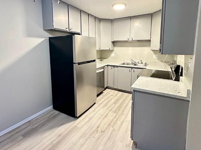 Special Offer! Florence @ 26th Ave 2 Bed | 1 bath Central AC + In Unit Laundry