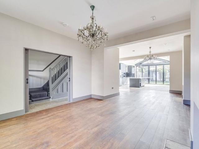Spectacular five double bedroom house with a self contained studio at the end of the garden. Located in close proximity to some of the best schools in Fulham including Marie D'Orliac. EPC rating E