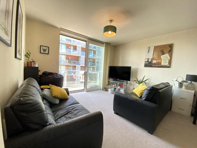 Spectrum Block 5, Blackfriars Road. 1 bed apartment to rent £1,050 pcm £242 pw