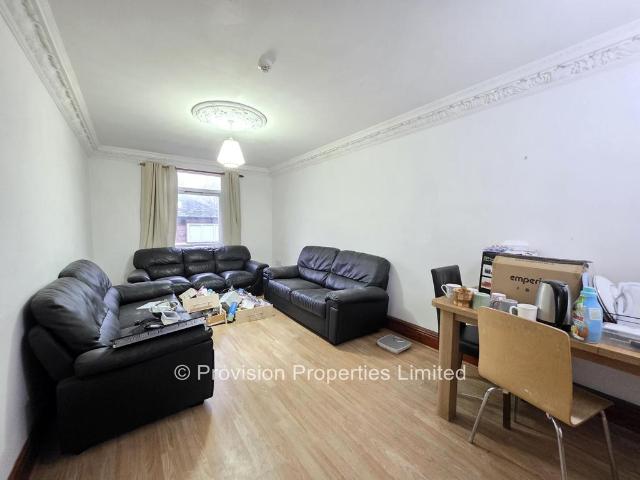 Spenceley Street, Woodhouse LS2 5 bed flat to rent £2,058 pcm £475 pw