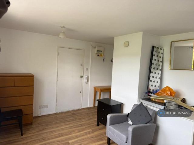 Spencer Mews, London, W6 Studio to rent £1,650 pcm £381 pw