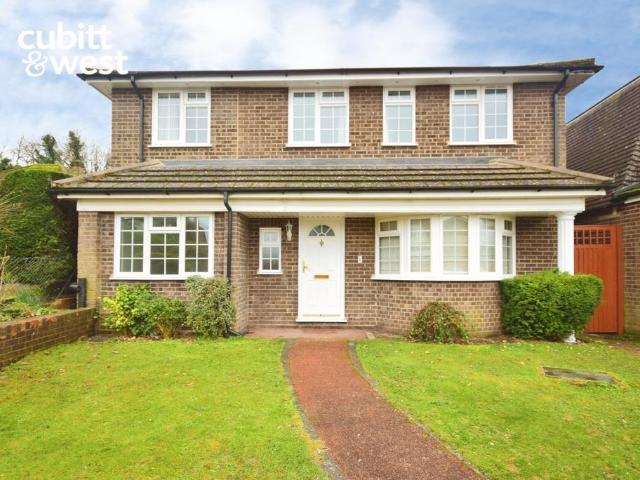 Spencer Close Epsom KT18 5 bed detached house to rent £2,900 pcm £669 pw