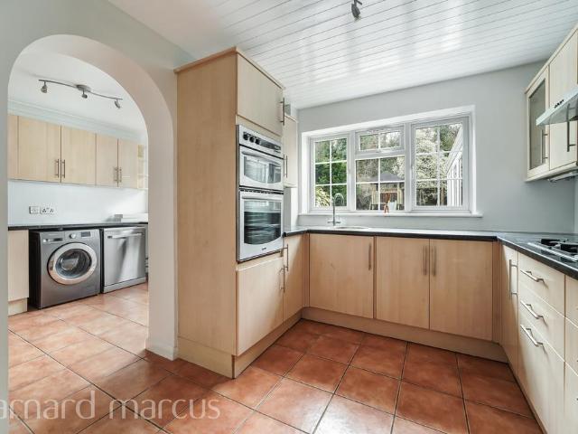 Spencer Close, EPSOM 5 bed detached house to rent £2,900 pcm £669 pw