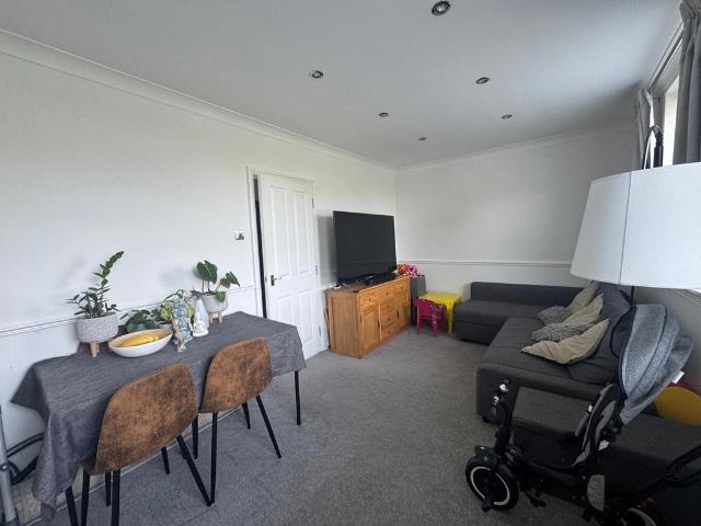 Spencer Court, Orpington, BR6 2 bed flat to rent £1,575 pcm £363 pw