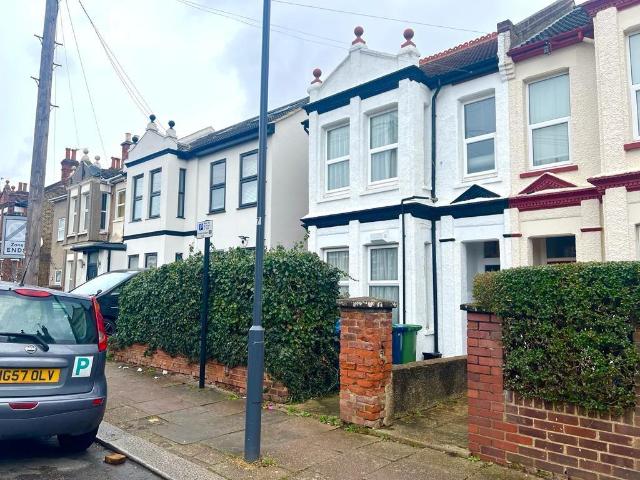 Spencer Road, Harrow 2 bed flat to rent £1,650 pcm £381 pw