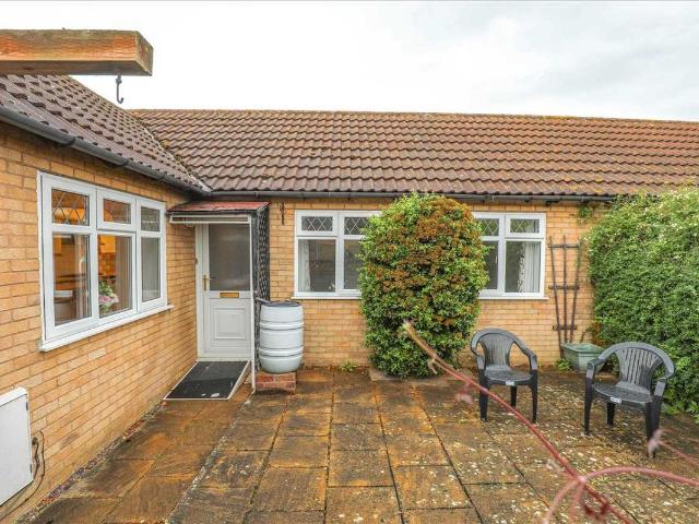 Spencer Street, Burton Latimer NN15, 2 bed bungalow to rent, £1,000 pcm | PrimeLocation