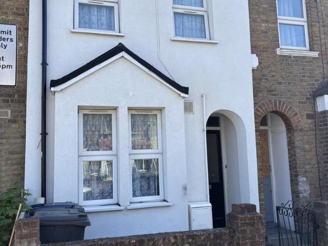 Spencer Street, Southall 3 bed semi detached house to rent £2,100 pcm £485 pw