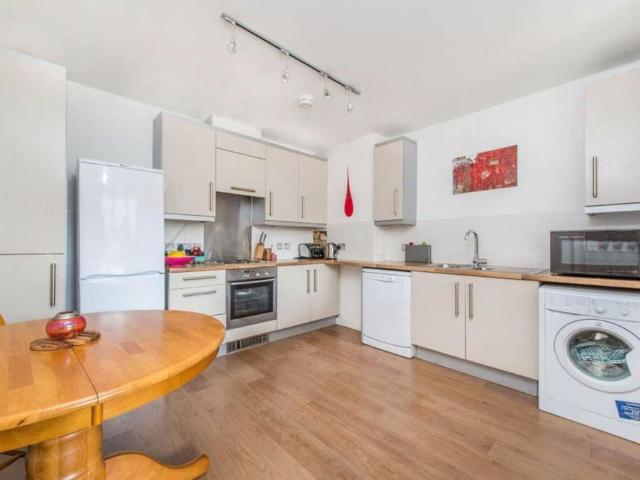 Spencer Way, Shadwell, London, E1 2 bed flat to rent £2,600 pcm £600 pw