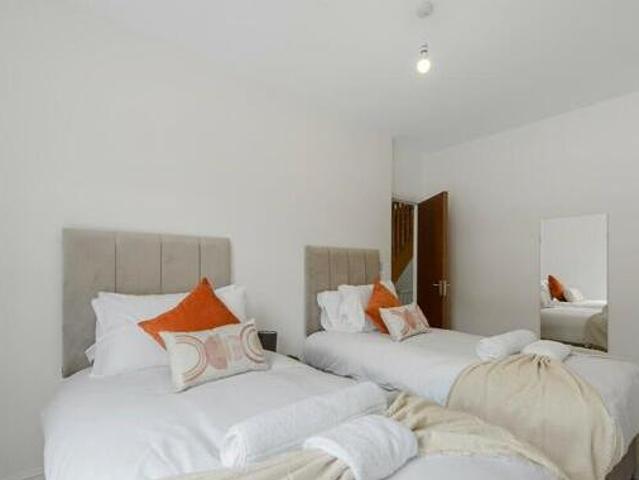 Sperling Road, London, 6 Bedroom House