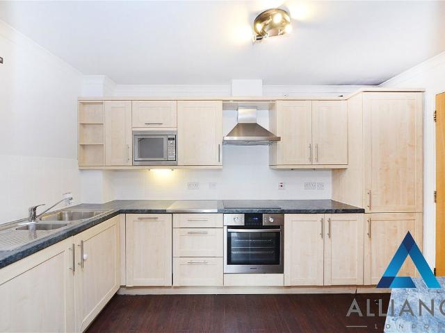 Spert Street, London E14, 3 bed flat to rent, £3,700 pcm | PrimeLocation