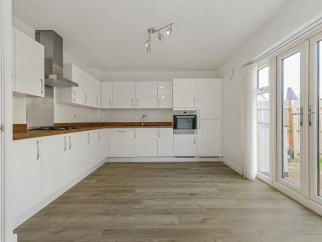 Spitfire Drive, Witney 3 bed detached house to rent £1,900 pcm £438 pw