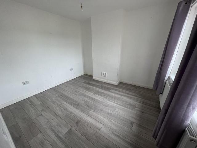Spikes Bridge Road, Southall 2 bed flat to rent £1,800 pcm £415 pw