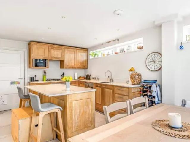 Spinney Gardens, London, RM9 5QA, United Kingdom | 6 bed house for rent #122403561 | Rentberry