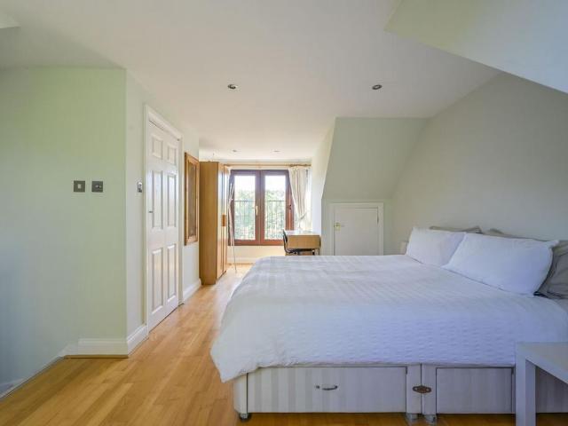 Spirit Quay, Wapping, London, E1W 3 bed terraced house to rent £4,000 pcm £923 pw