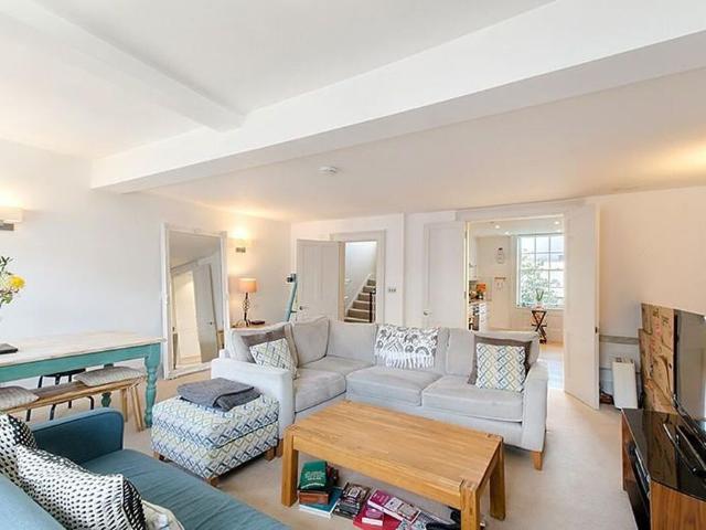 Split level two bedroom, two bathroom conversion flat offered unfurnished in Greenwich, SE10