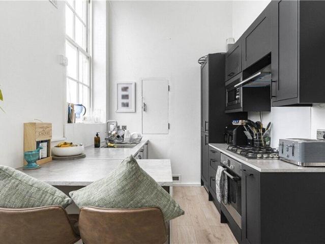 Split Level Flat w Lots of Natural Light