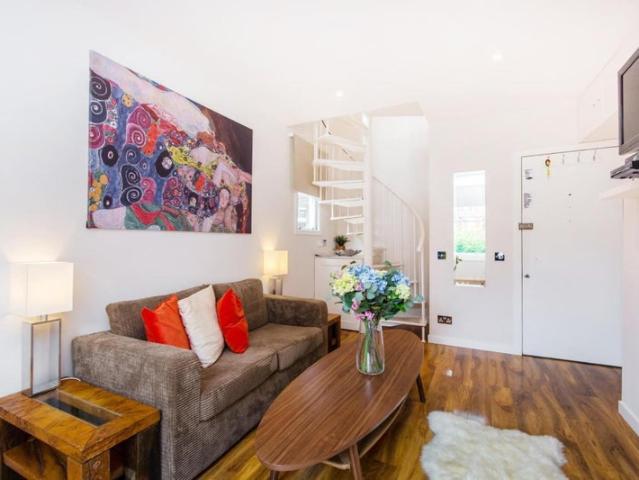 Split Level Flat | 3 Mins to Battersea Park