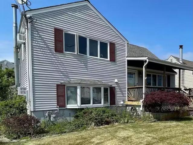 Split Level, Single Family Residence Freeport, NY 88 Norton.