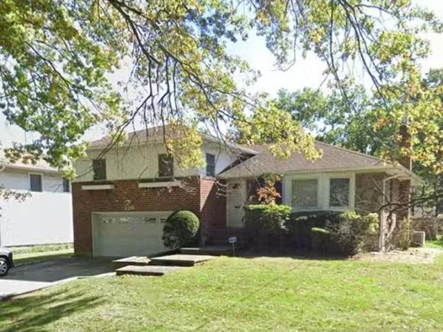 Split Level, Single Family Residence Roslyn Heights, NY 126.