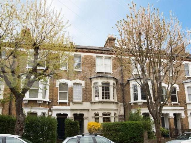 Split level spacious 4 bed flat with modern kitchen & bathroom mins to tube