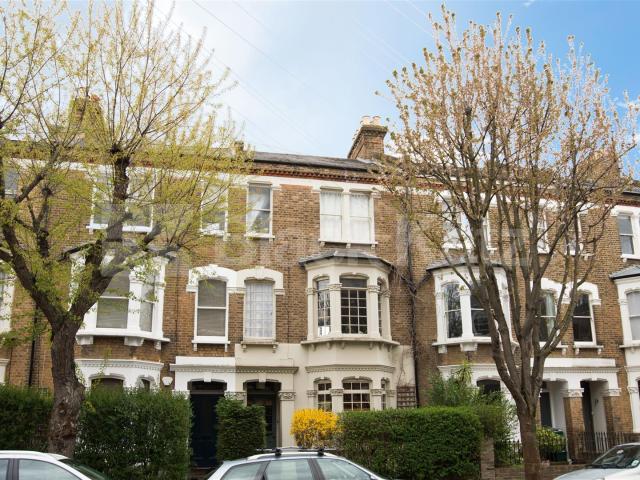 Split level spacious 4 bed flat with modern kitchen & bathroom mins to tube