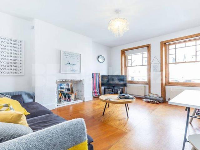 Split level spacious two bed with period features mins to broadway