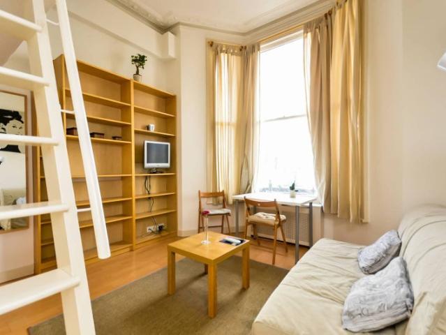 SPLIT LEVEL studio flat in West Kensinton, Zone 2