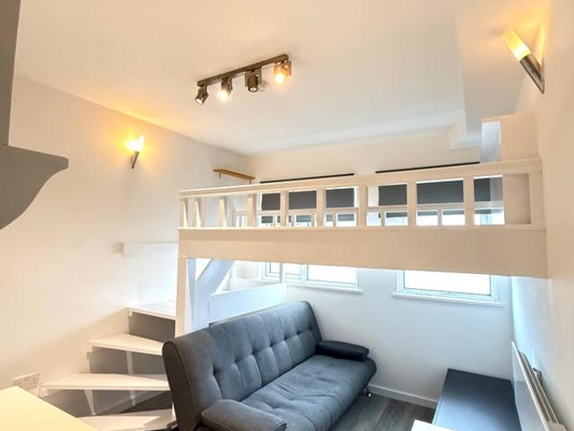Split level studio flat in Maryland/Stratford