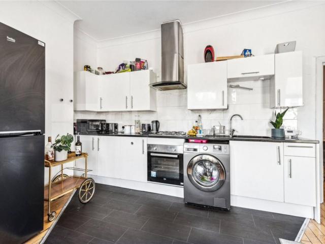 Split over two floor is this spacious 3double bedroom maisonette