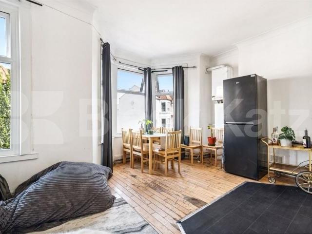 Split over two floor is this spacious 3double bedroom maisonette
